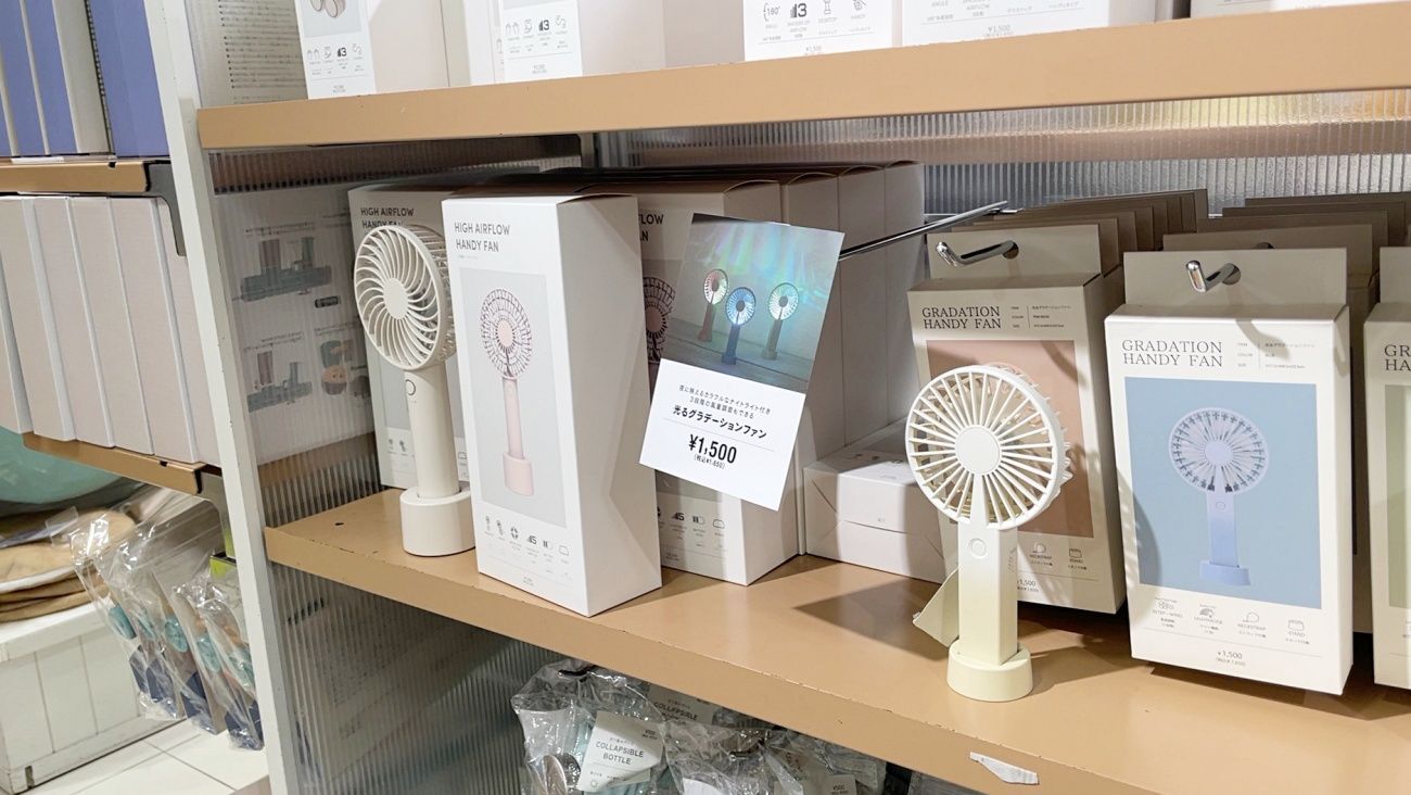 【3COINS】新登場の『折り畳みボトル』が優秀すぎた！超コンパクトな夏必見グッズは今が買い｜暮らしニスタ