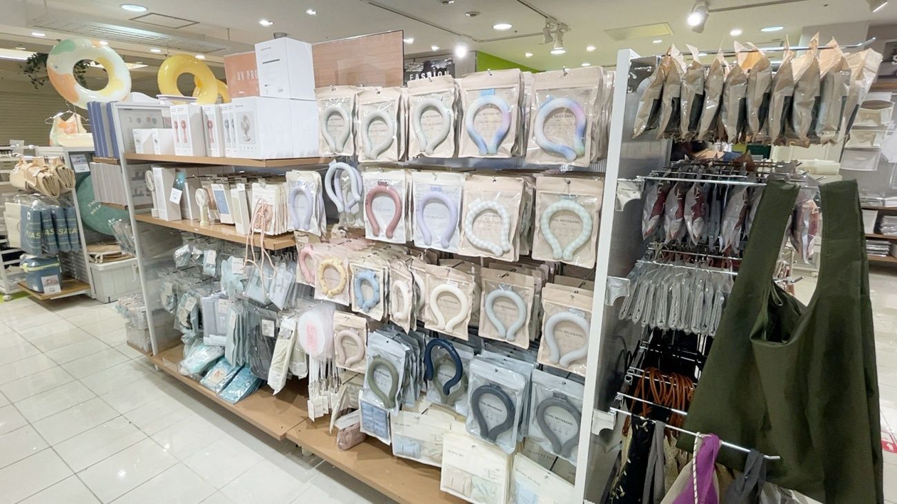 【3COINS】新登場の『折り畳みボトル』が優秀すぎた！超コンパクトな夏必見グッズは今が買い｜暮らしニスタ